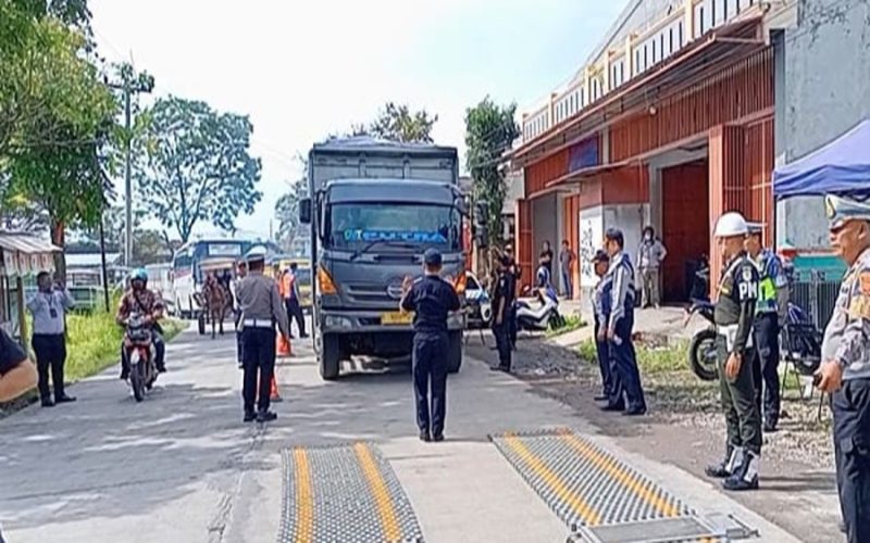 Puluhan Kendaraan Sumbu Tiga Terjaring Operasi Keselamatan Lodaya di Garut, 90 Persen Kelebihan ...